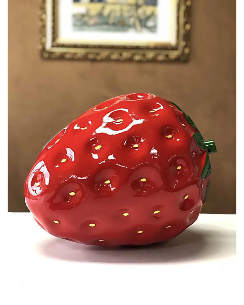 Fraise Géante en résine laquée pour décoration - Déco et Artisanat